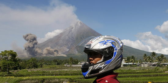 Filipino Motorists Views Ash Columns Rises Editorial Stock Photo ...