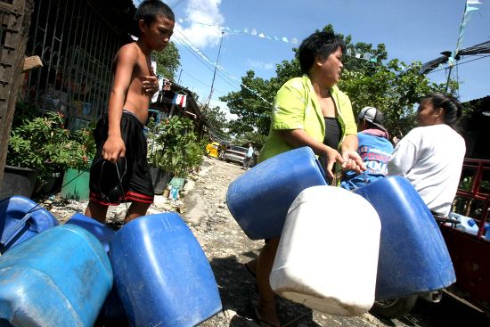 Filipino Family Affected By Water Shortage Editorial Stock Photo ...