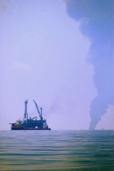 Subsea Oil Recovery Containment Dome Positioned Editorial Stock Photo ...