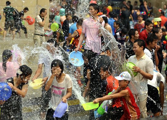 People Sprinkle Water Celebrate Dai Ethnic Editorial Stock Photo ...