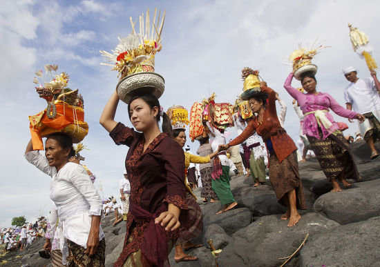 Balinese Hindu Devotees Carry Pratima Symbol Editorial Stock Photo ...