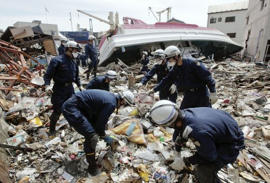 Japanese Policemen Sift Through Rubble They Editorial Stock Photo ...
