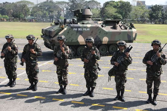 Philippine Army Soldiers Present Arms Infront Editorial Stock Photo ...