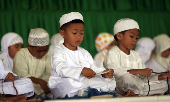 Filipino Muslim Students During Prayer Class Editorial Stock Photo ...