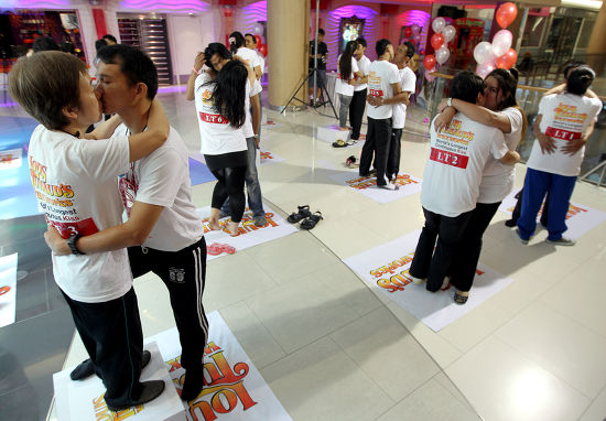 Couples Participate Worlds Longest Kiss Contest Editorial Stock Photo ...