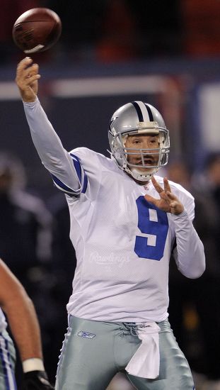 Cowboys Tony Romo Throws Touchdown Pass Editorial Stock Photo - Stock ...
