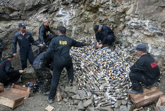 Filipino Explosives Ordnance Disposal Eod Personnel - Foto de stock de ...