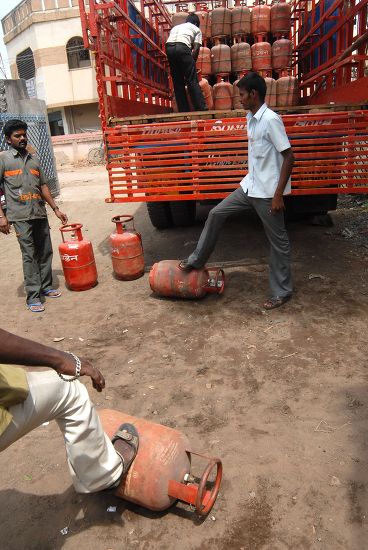 Indian Workers Unload Cooking Gas Cylinders Editorial Stock Photo ...