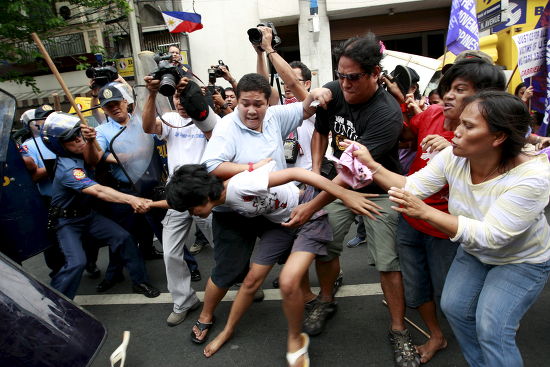 Filipino Riot Police Scuffles Rallyist During Editorial Stock Photo ...