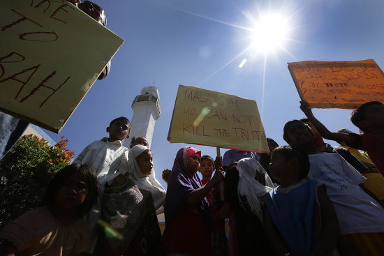 Filipino Muslims Hold Placards During Rally Editorial Stock Photo ...