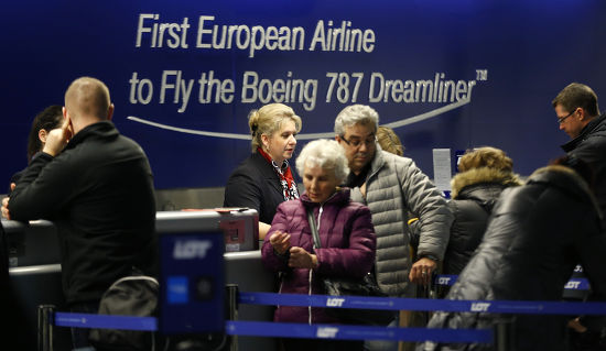 Polish Airlines Customer Service Representatives Help Editorial Stock ...