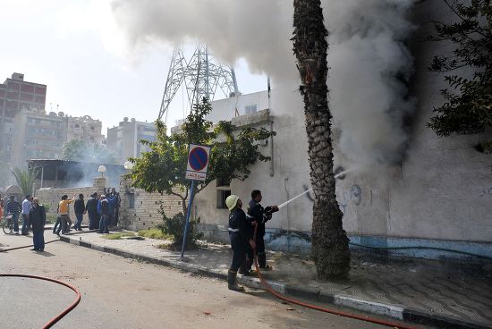 Egyptian Firefighters Try Extinguish Fire That Editorial Stock Photo - Stock Image | Shutterstock