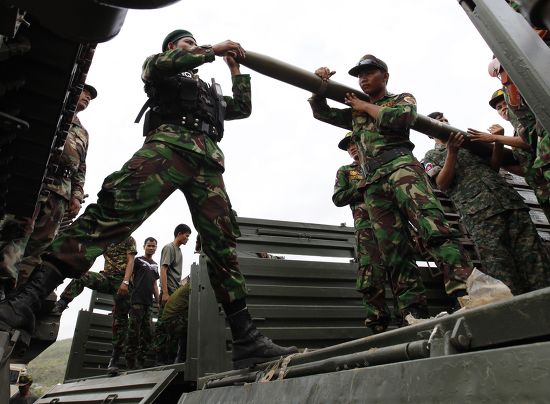 Cambodian Soldiers Carry Rocket During Military - Foto de stock de ...