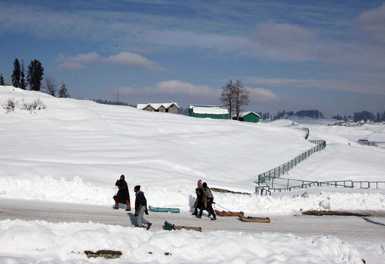 Group Kashmiri Men Pull Ski Sledges Editorial Stock Photo - Stock Image ...
