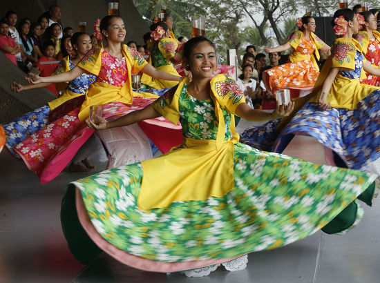 Filipino Dancers Perform Binasuan Traditional Dance Editorial Stock ...