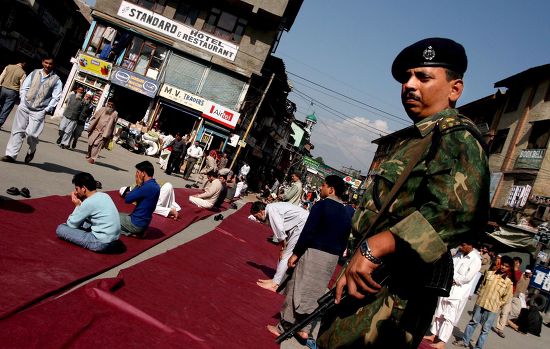 Indian Paramilitary Soldier Stands Guard Kashmiri Editorial Stock Photo ...