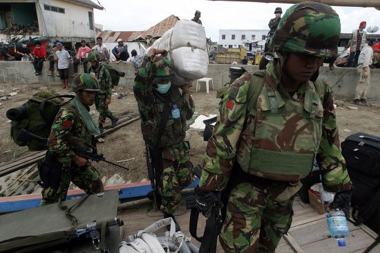 Indonesian Army Soldiers Embark Traditional Boat Editorial Stock Photo ...