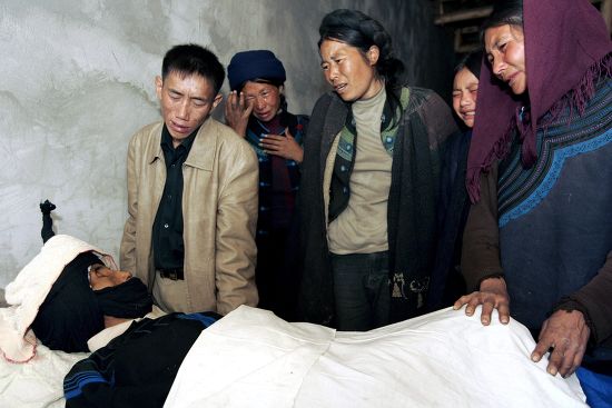 Friends Family Mourn Over Corpse Niu Editorial Stock Photo - Stock ...
