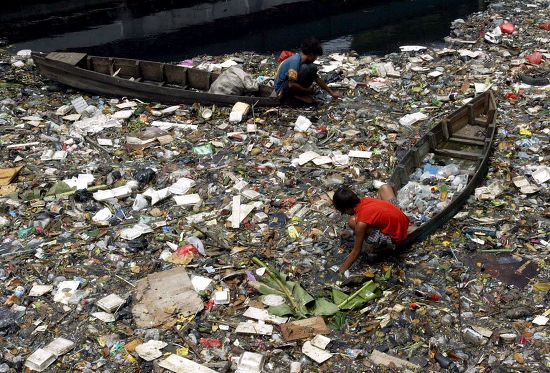 Indonesian Scavengers Collect Plastics Polluted River Editorial Stock ...