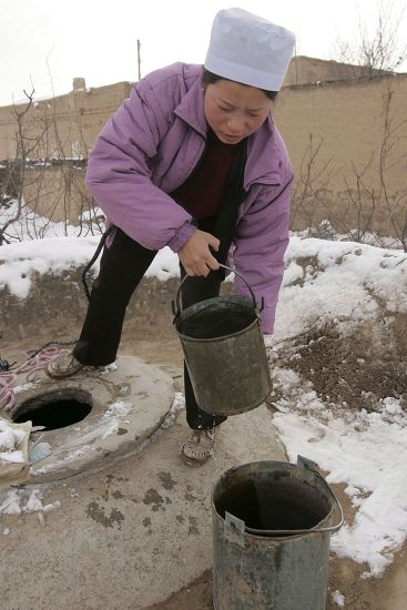 Villager Collects Water Well Droughtstricken Qiu Editorial Stock Photo ...