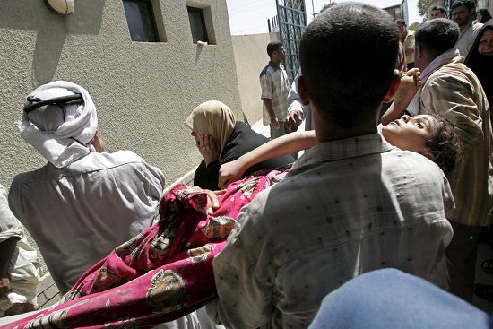 Iraqi Ambulances Worker Carry Dead Body Editorial Stock Photo - Stock ...