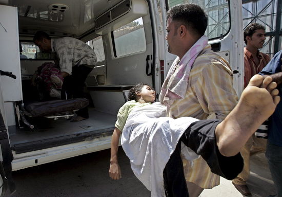 Iraqi Ambulances Worker Carry Dead Body Editorial Stock Photo - Stock ...