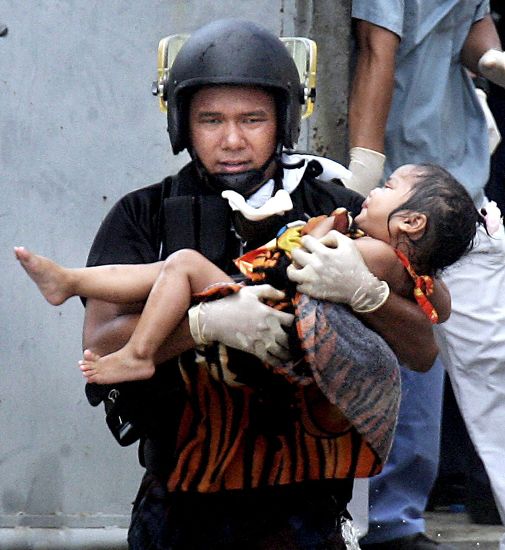 Filipino Elite Police Officer Carries Injured Editorial Stock Photo ...