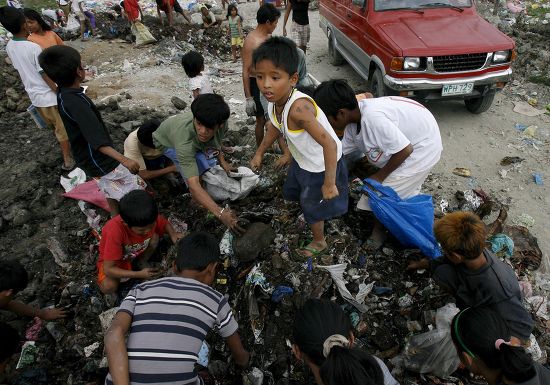 Filipino Scavengers Collect Recyclable Materials Side Editorial Stock ...