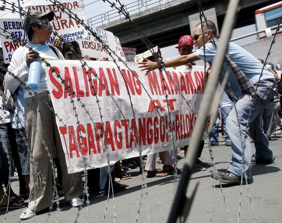 Epa01073585 Filipino Protesters Shout Slogans Infront Editorial Stock ...