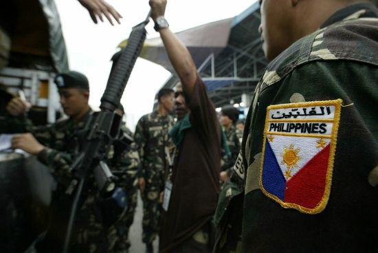 Filipino Soldiers Load Their Rifles Before Editorial Stock Photo ...