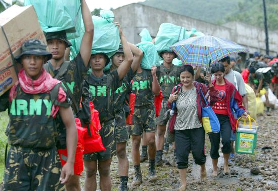 Filipino Soldiers Carry Relief Goods Typhoon Editorial Stock Photo ...