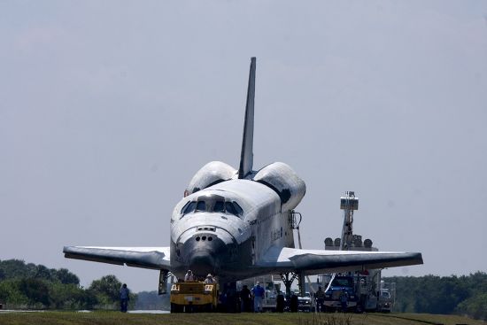 Space Shuttle Discovery Moves Along Tow Editorial Stock Photo - Stock ...