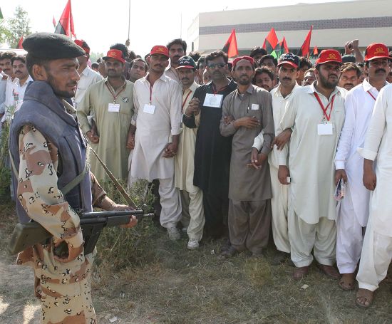 Pakistani Ranger Stands Guard Outside Sukkur Editorial Stock Photo ...