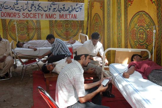 Volunteers Give Blood Multan Pakistan Earthquake Editorial Stock Photo ...