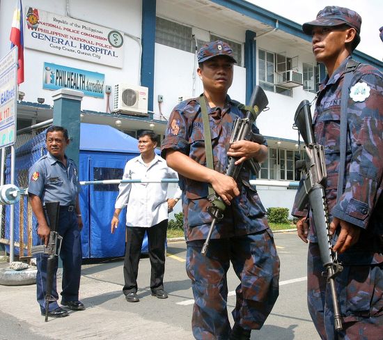 Filipino Police Guard Philippine National Hospital Editorial Stock ...