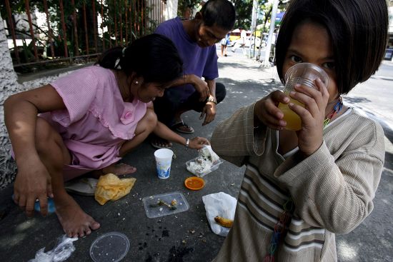 Homeless Filipino Family Dines Along Local Editorial Stock Photo ...