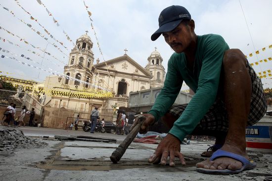 Filipino Carpenter Rush Repairs Plaza Infront Editorial Stock Photo ...