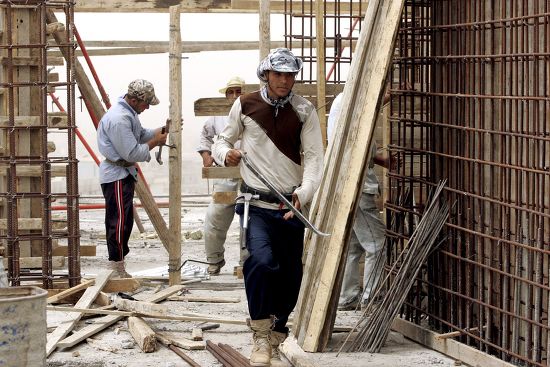 Iraqi Construction Workers Build New Building Editorial Stock Photo ...