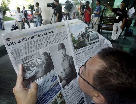 Filipino Resident Reads Local Newspaper Showing Editorial Stock Photo ...