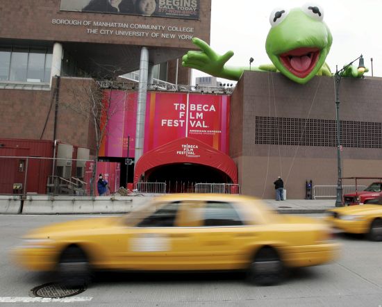 Workers Install Giant Kermit Frog Preperation Editorial Stock Photo ...