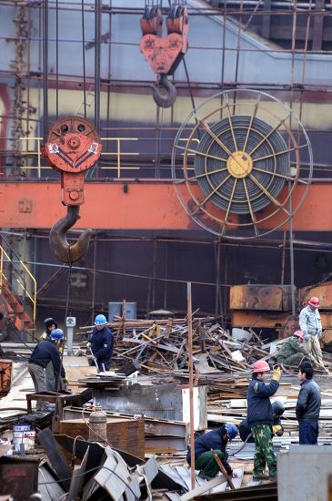 Chinese Workers Construct Ship Dockyard Qingdao Editorial Stock Photo ...