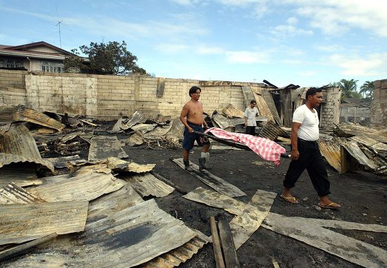 Local Filipino Rescue Volunteers Stretcher Victims Editorial Stock ...