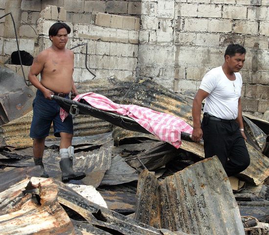 Local Filipino Rescue Volunteers Stretcher Victims Editorial Stock ...