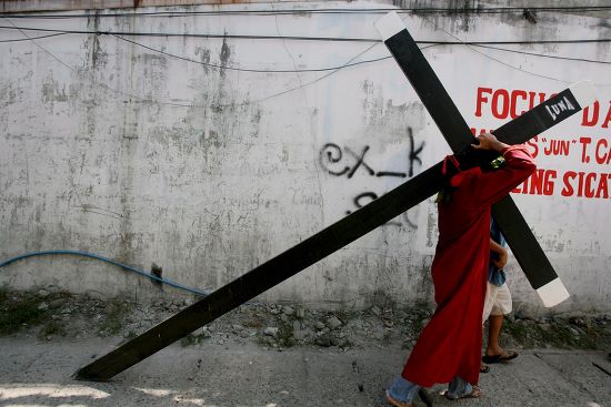 Filipino Magdarame Penitent Carries Wooden Cross Editorial Stock Photo ...