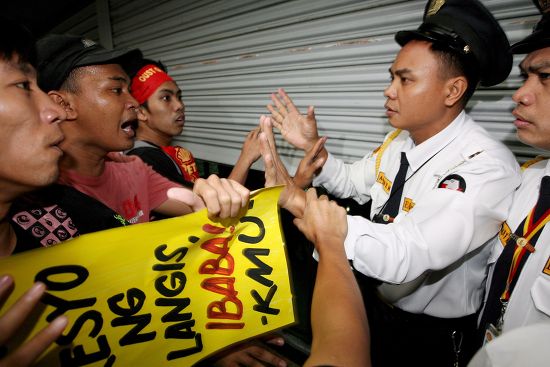 Filipino Protesters Argue Private Security Outside Editorial Stock ...