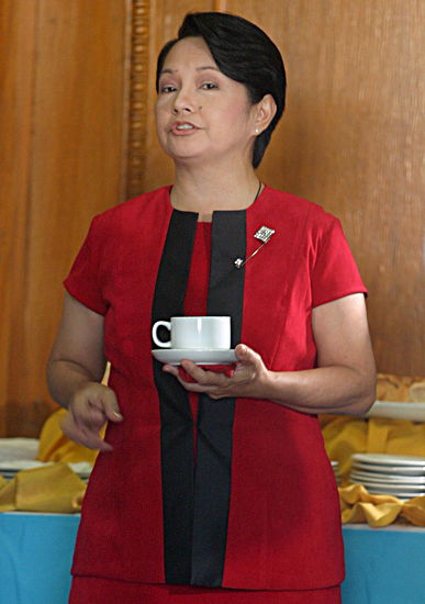 Philippine President Gloria Macapagal Arroyo Holds Editorial Stock ...