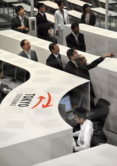 Employees Tokyo Stock Exchange Tse Watch Editorial Stock Photo - Stock ...