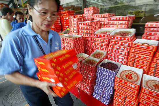 Filipino Vendor Carries Boxes Chinese Rice Editorial Stock Photo ...