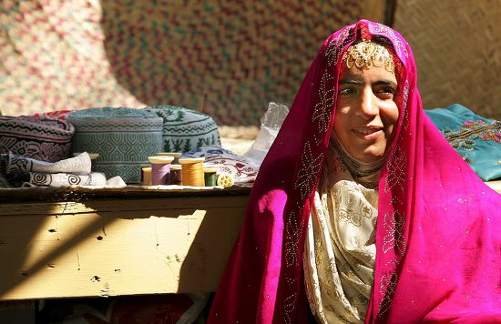 Omani Woman Wears Traditional Dress Rug Editorial Stock Photo - Stock ...