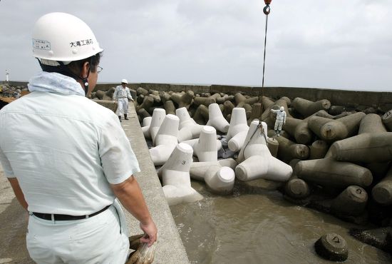 Construction Workers Placing Concrete Tetrapods Weighing Editorial ...